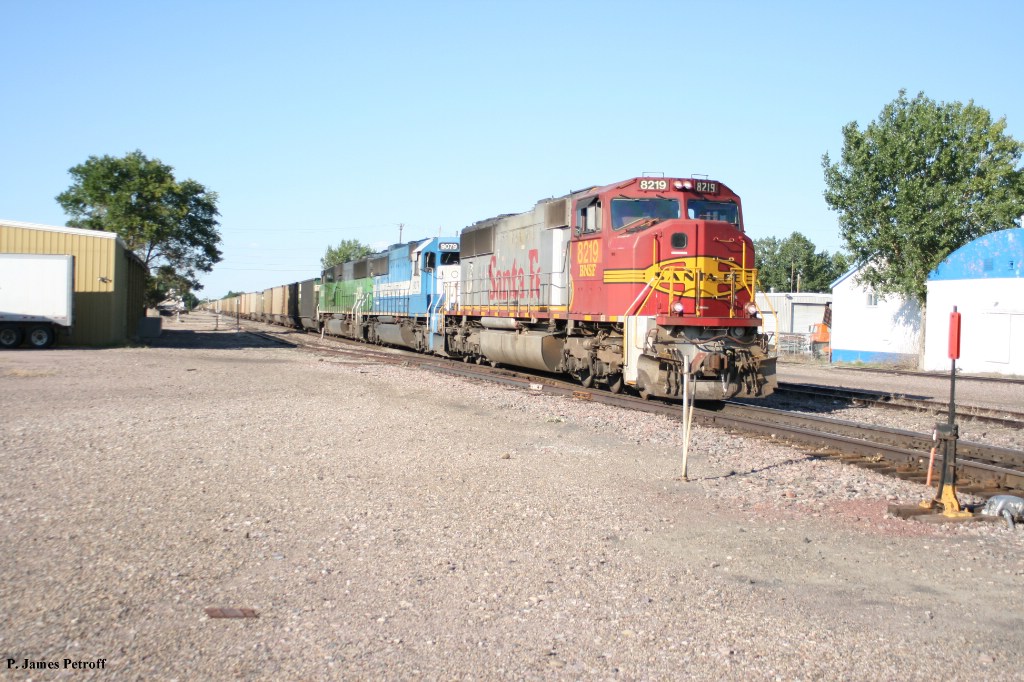 BNSF 8219 (SD75M) caught at the last moment